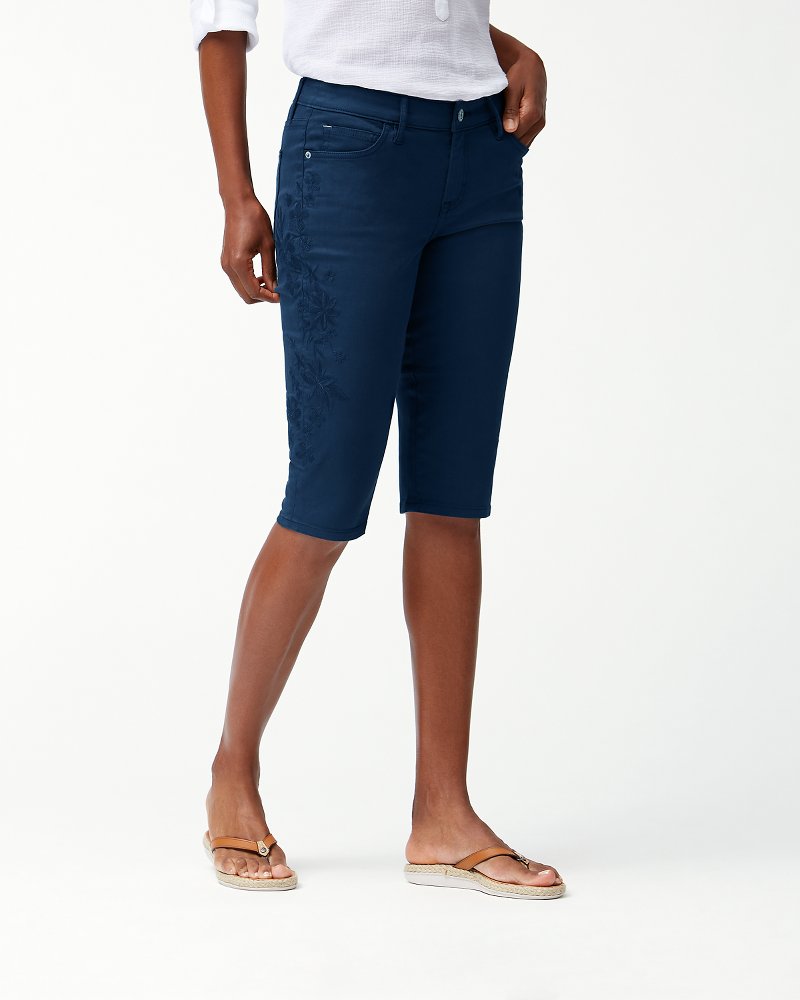 Feeling Vine Embroidered 15-Inch Clam Diggers